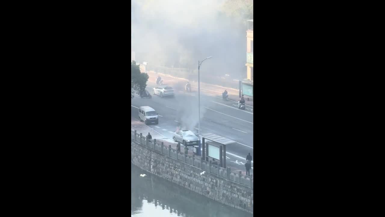 Electric car catches fire on roadside in Zhejiang, China