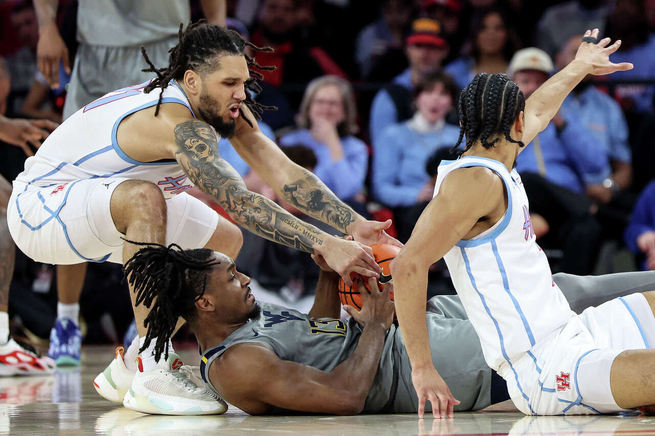 No. 7 UH continues perfect start in Big 12 play by throttling West Virginia