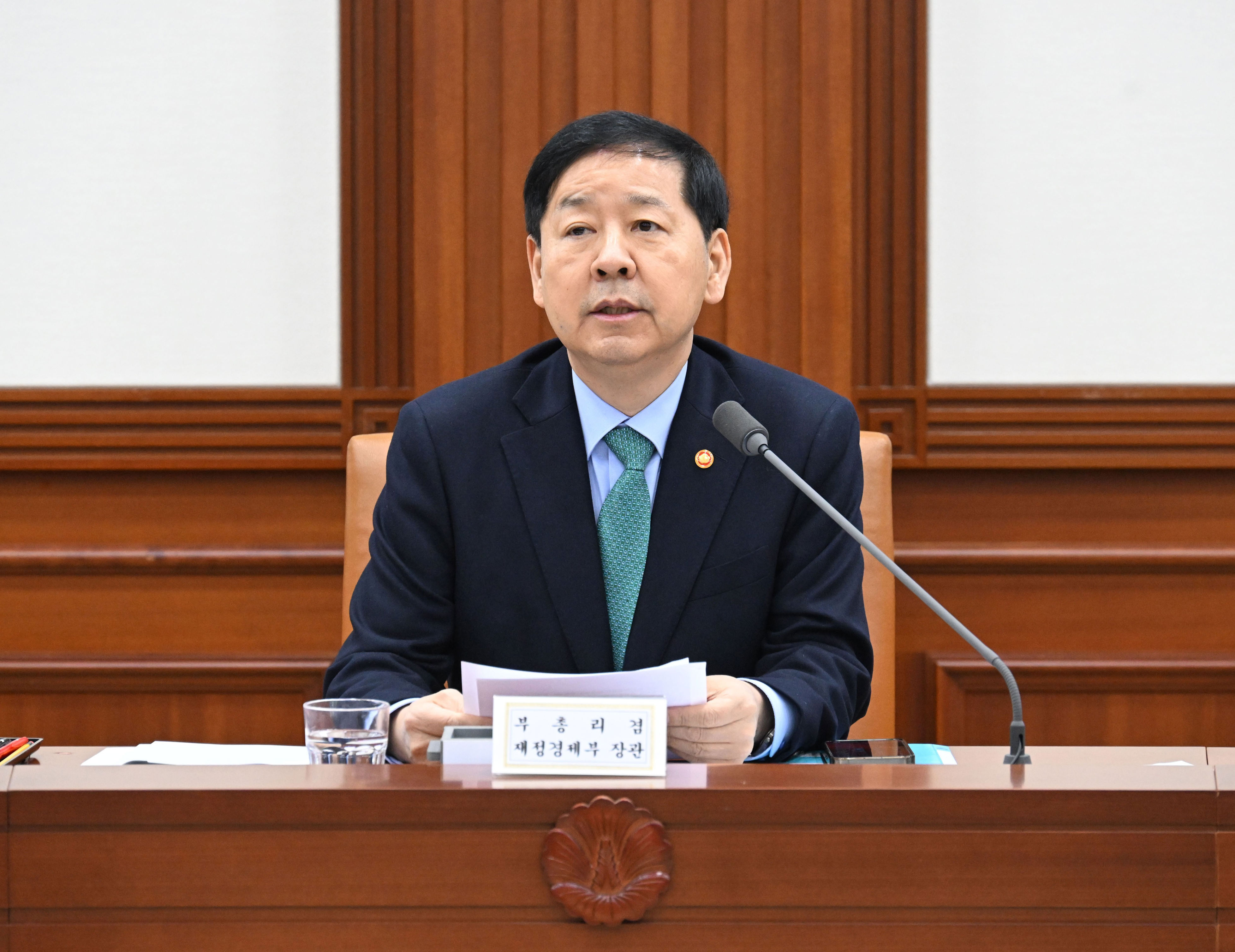 Deputy Prime Minister Koo seeks win-win in pension, forex stability