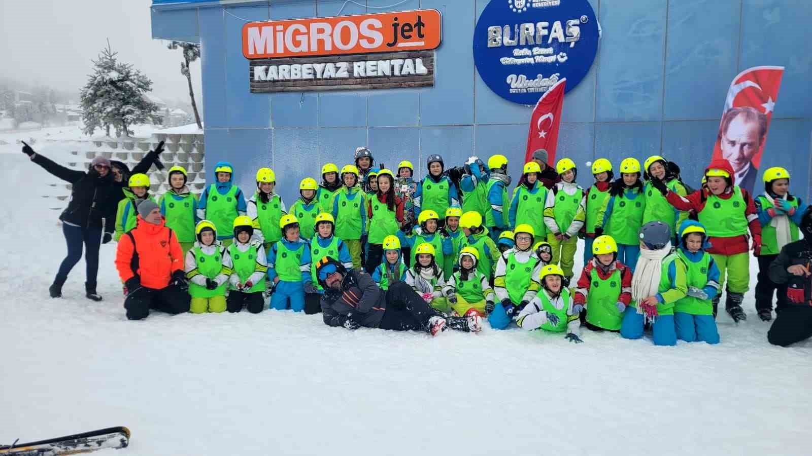 Büyükşehir’le öğrencilerin kayak keyfi