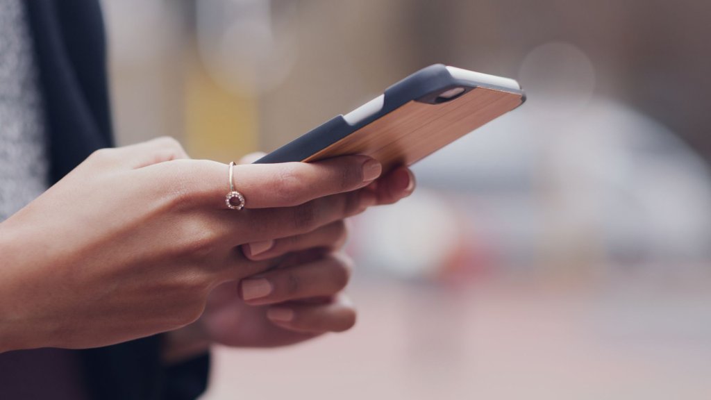 Il suffit de lire leurs SMS pour deviner s’ils ont un bébé (un détail ...