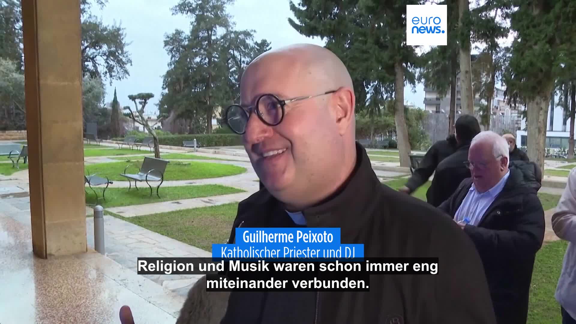 Vom Altar in den Club: Der portugiesische Priester, der Arenen füllt