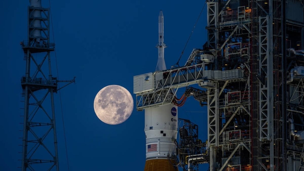 Artemis-II: NASA to roll out 30-storey-tall rocket to launch astronauts ...