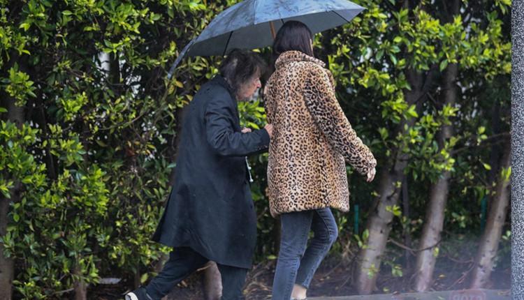 Hala torunu yaşında sevgili peşinde... İlk kez birisi arkasından ...