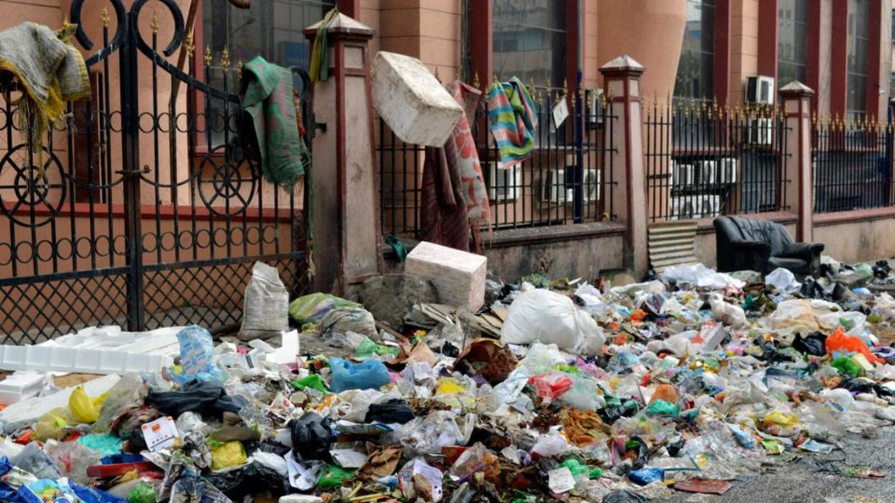Stinky roads and black spots: Bengaluru locals cry foul over garbage ...