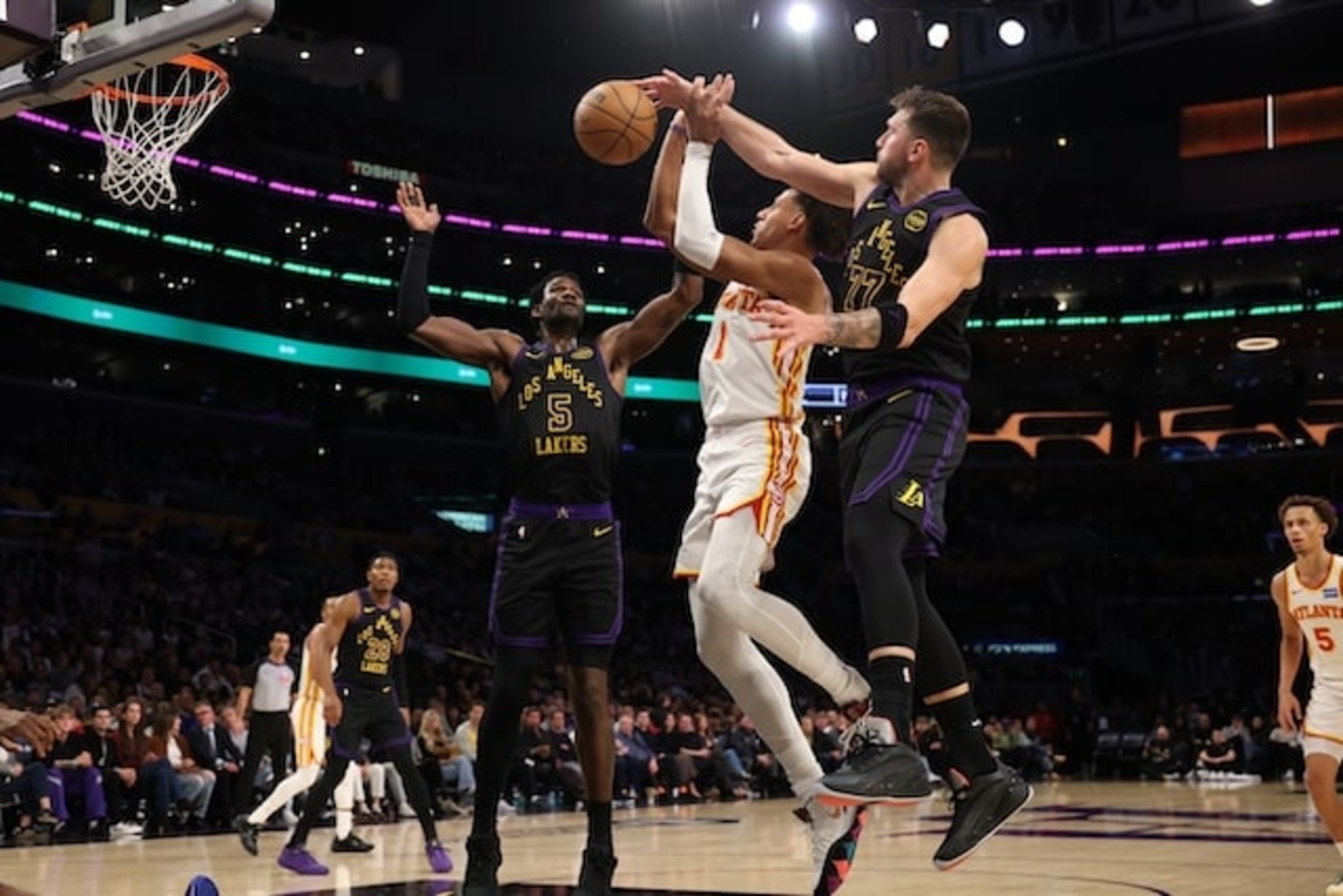 Lakers cruise to victory over Hawks to snap losing streak