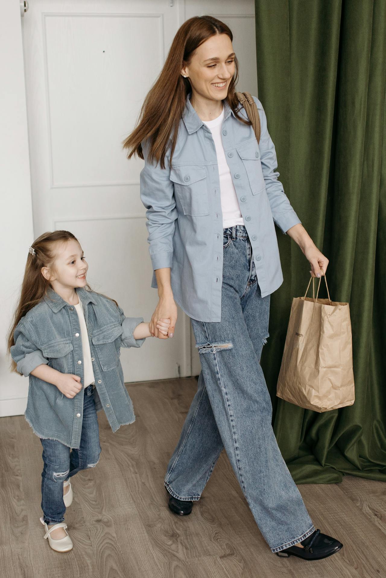 Runway-inspired outfits for busy moms who want practical style without ...