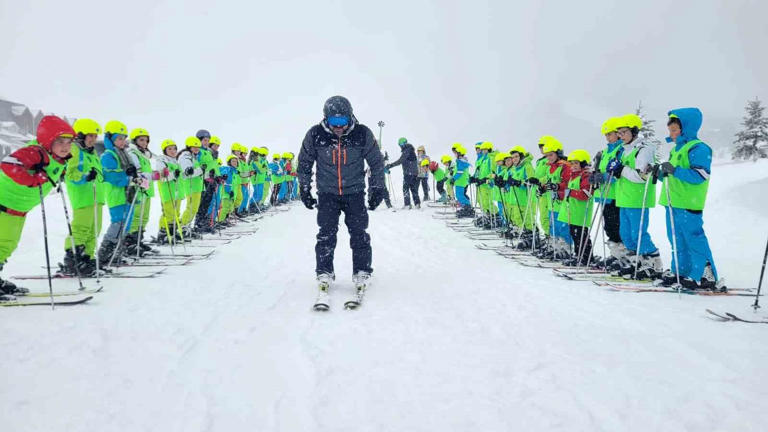 Büyükşehir’le öğrencilerin kayak keyfi
