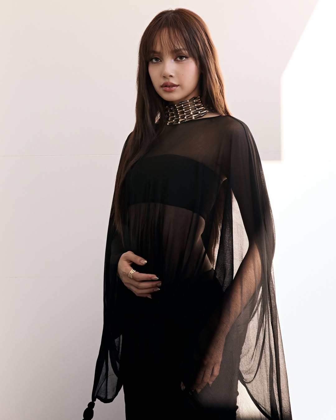 Blackpink's Lisa criticized for outfit at Golden Globes