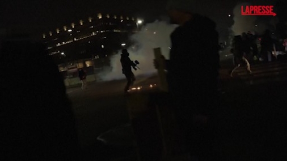 Minneapolis, agenti dell'ICE usano lacrimogeni e spray irritanti contro ...