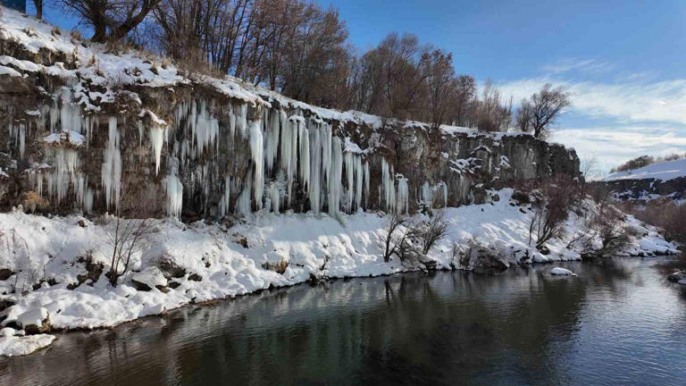 Kanyonda oluşan metrelerce boydaki buz sarkıtları görsel şölen sunuyor
