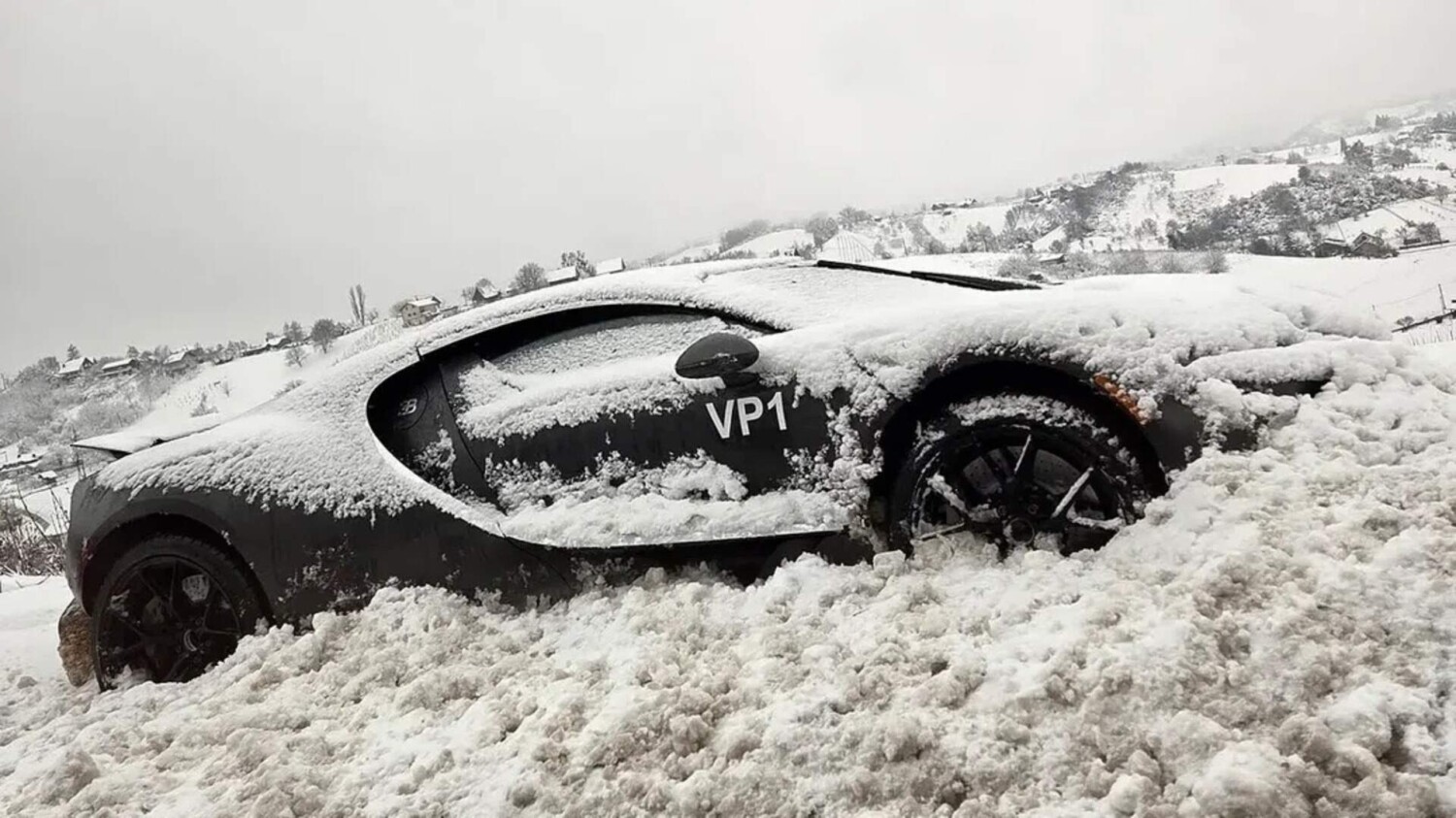 Une Bugatti Tourbillon de 1 800 ch dans la neige : la scène ...