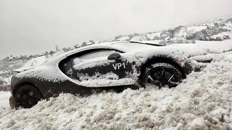 Une Bugatti Tourbillon de 1 800 ch dans la neige : la scène ...