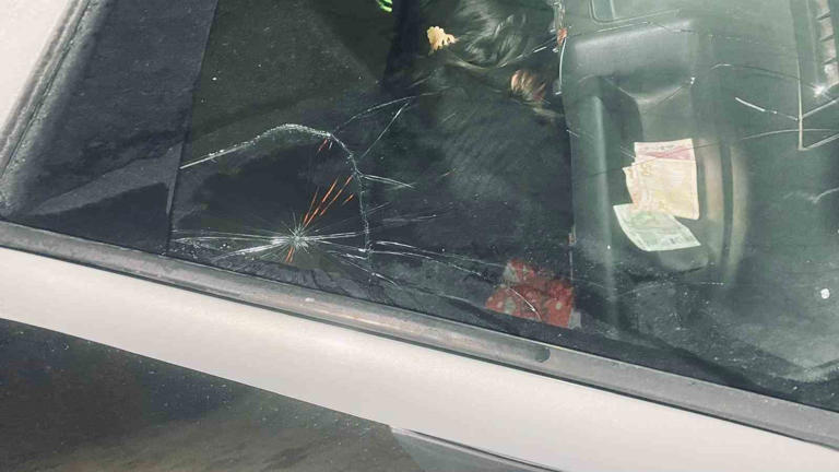 Alt geçitteki buz sarkıtı araç camını kırdı