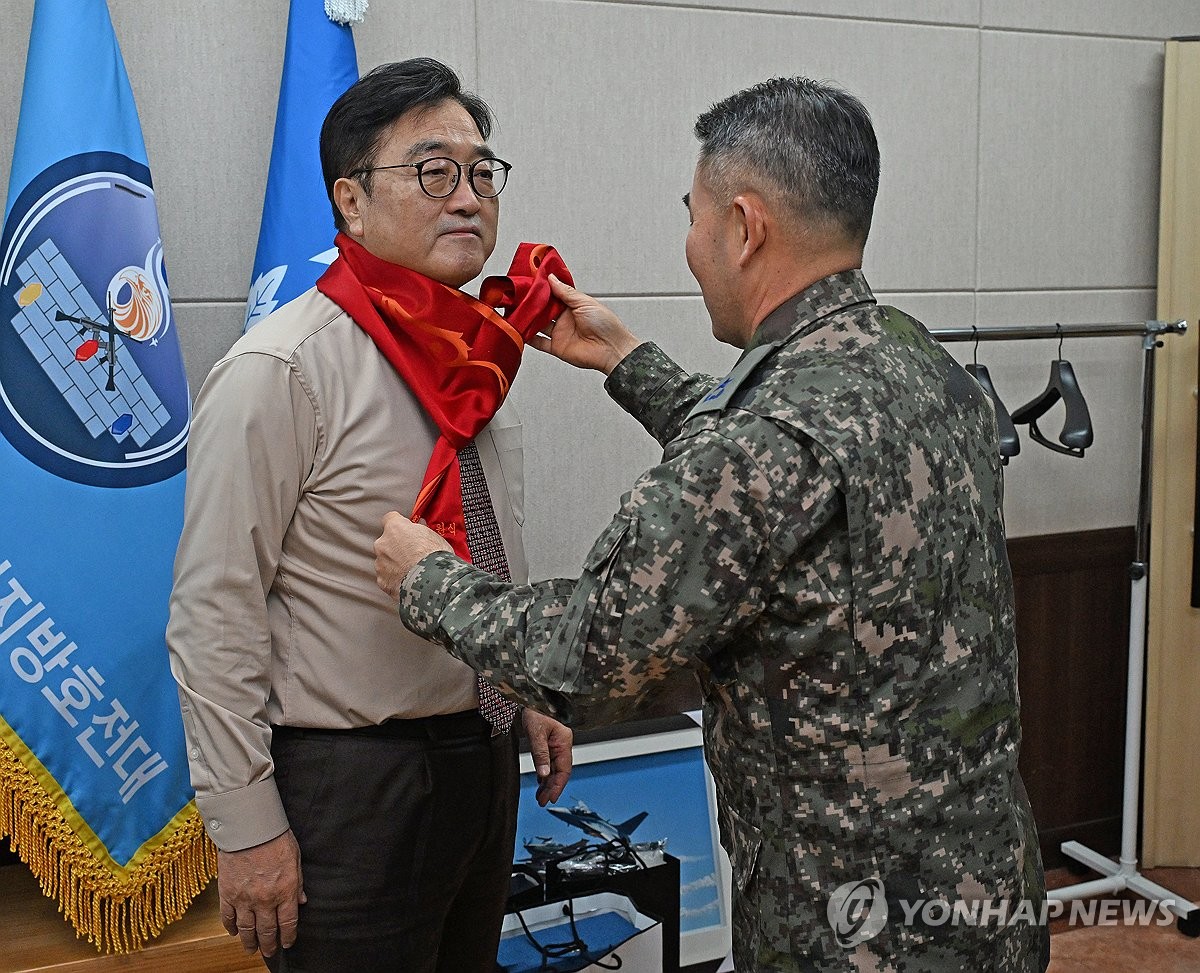 Parliamentary leader visits Air Force unit