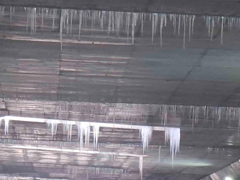 Alt geçitteki buz sarkıtı araç camını kırdı