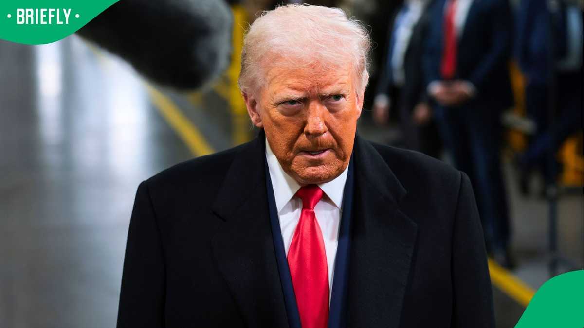 Donald Trump raises middle finger at Michigan heckler, US president's ...