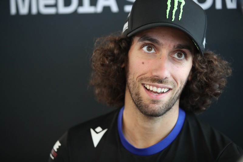 Alex Rins rayakan podium balap mobil di atas es