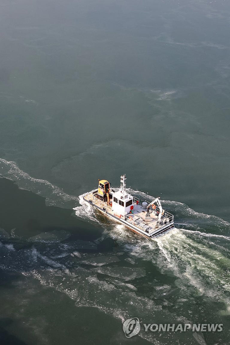 Icebreaker on Seoul-Incheon canal