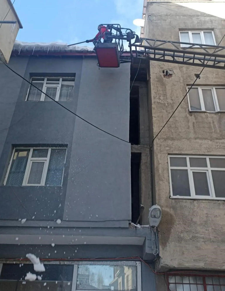 Diyadin’de tehlike oluşturan buz sarkıtları temizlendi