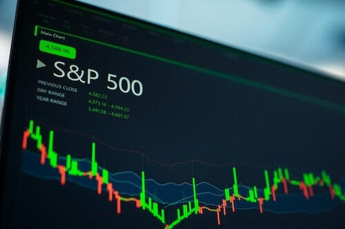 Le S&P 500 termine stable à 7520 points, dans une séance calme