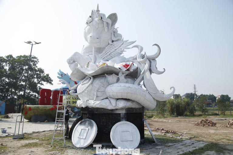 Chàng trai Bắc Ninh làm linh vật ngựa, đấu giá lấy tiền giúp người ...