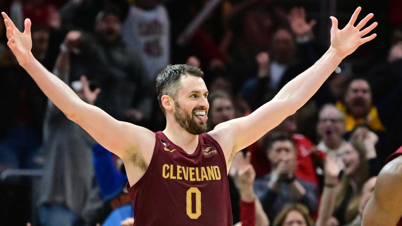 Kevin Love points to ring finger as Cavs fans applaud his Cleveland return