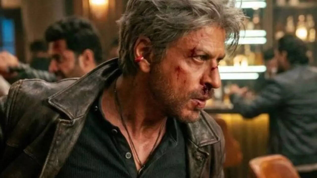 Shah Rukh Khan embraces his gangster era; spotted with neck tattoos for ...