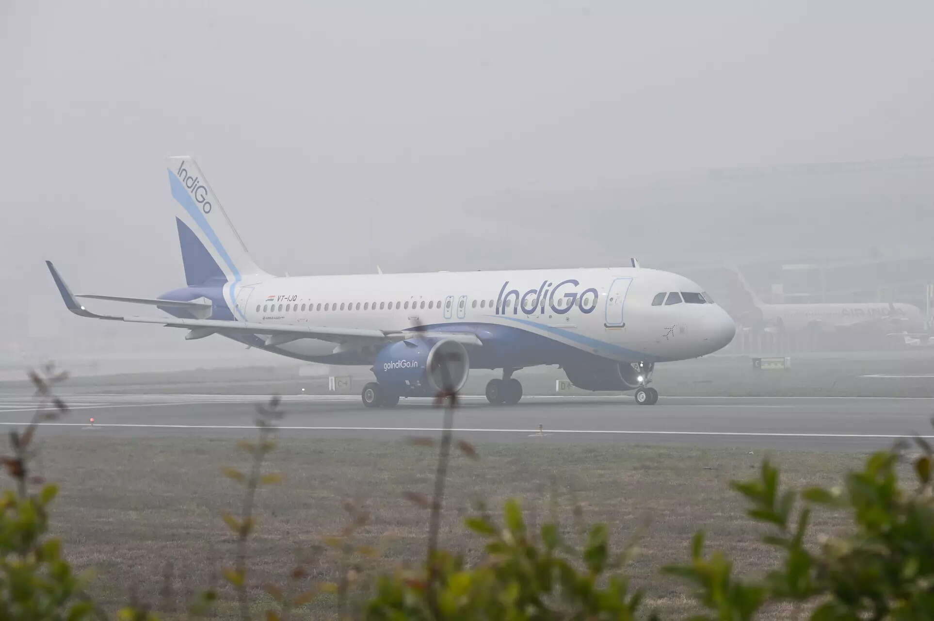 Delhi weather: Fog, low visibility disrupt flight ops at IGI Airport ...