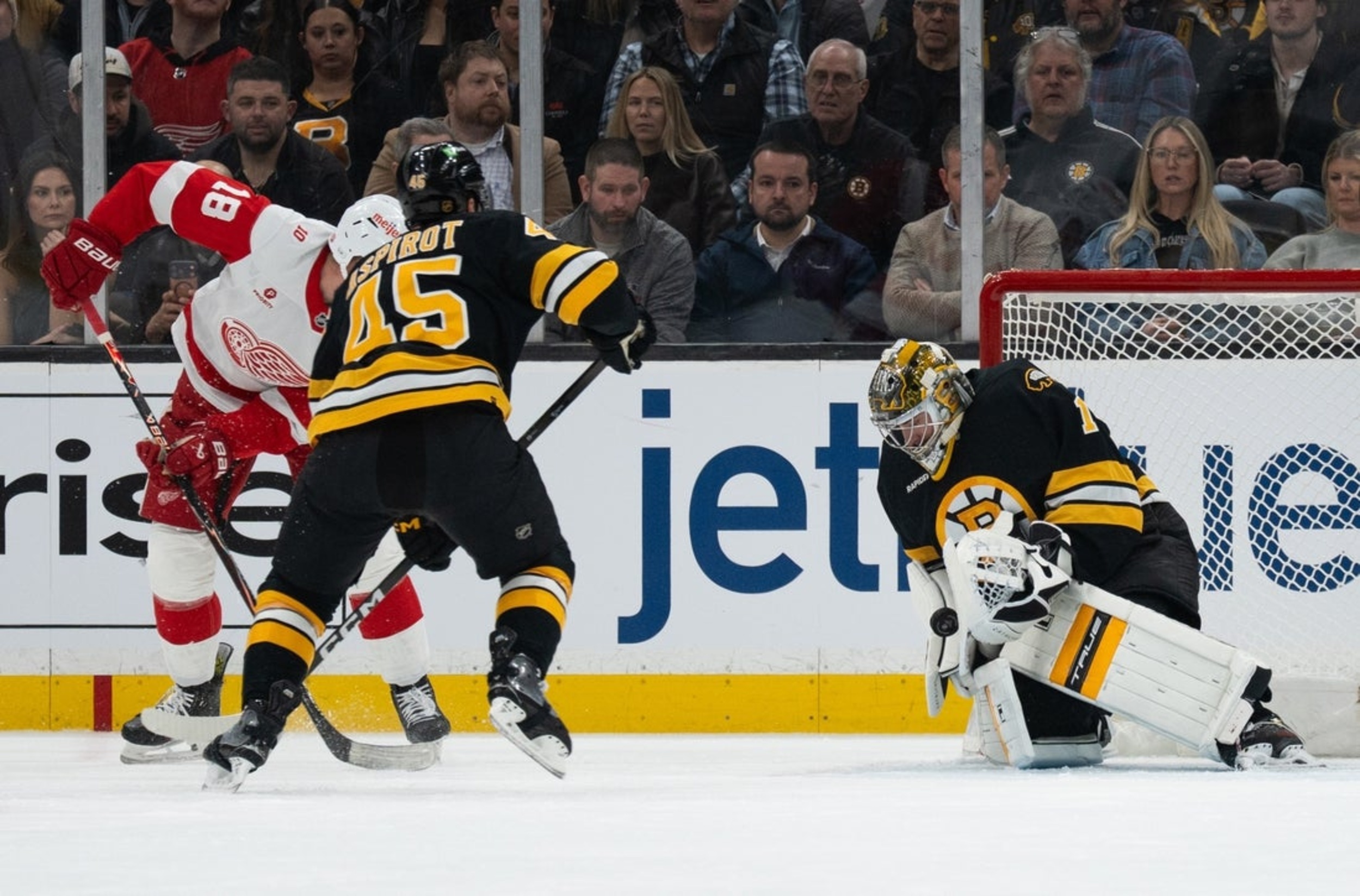 Bruins shut down Red Wings for 2nd straight shutout