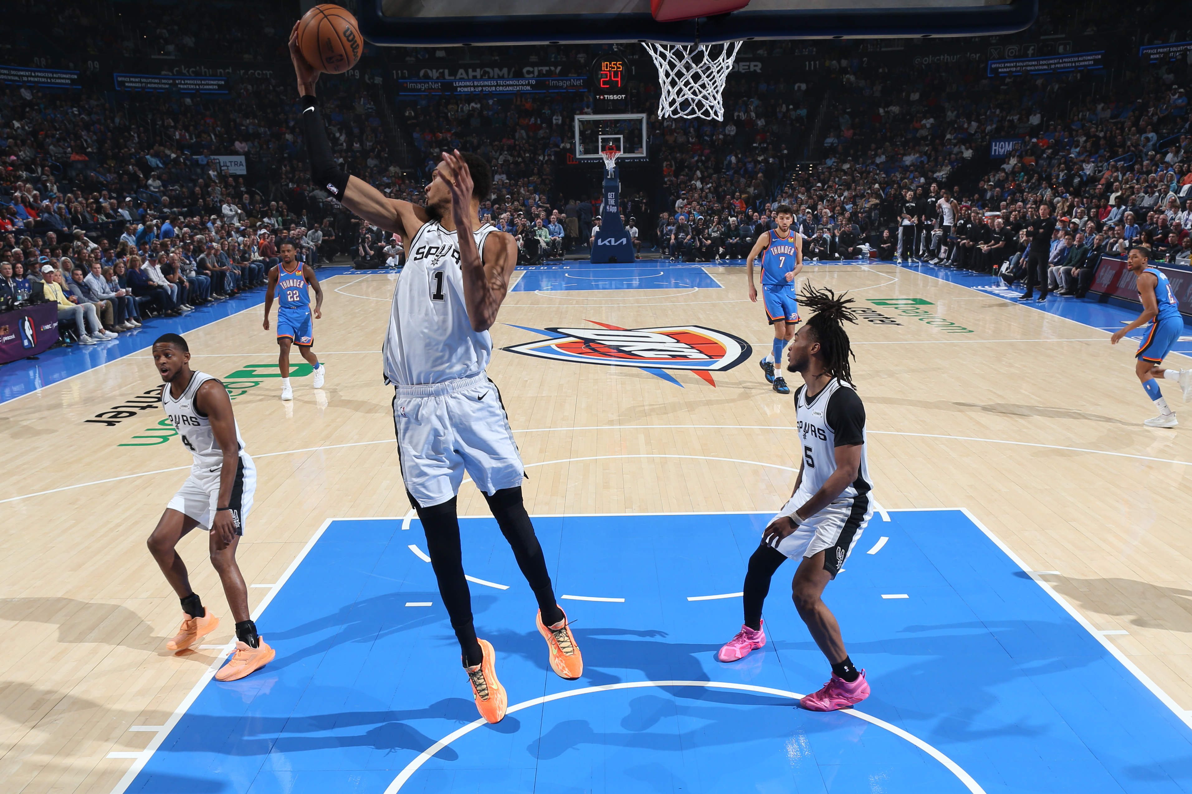 Spurs overwhelmed by Thunder in 119–98 road loss