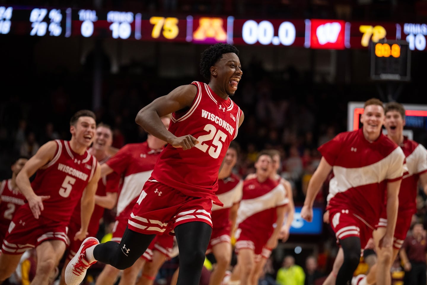 Buzzer-beating three-pointer lifts Wisconsin past Gophers 78-75 in men ...