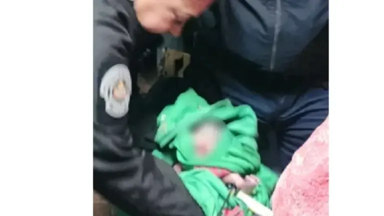 Policía de Neza auxilia a mujer que dio a luz a gemelos