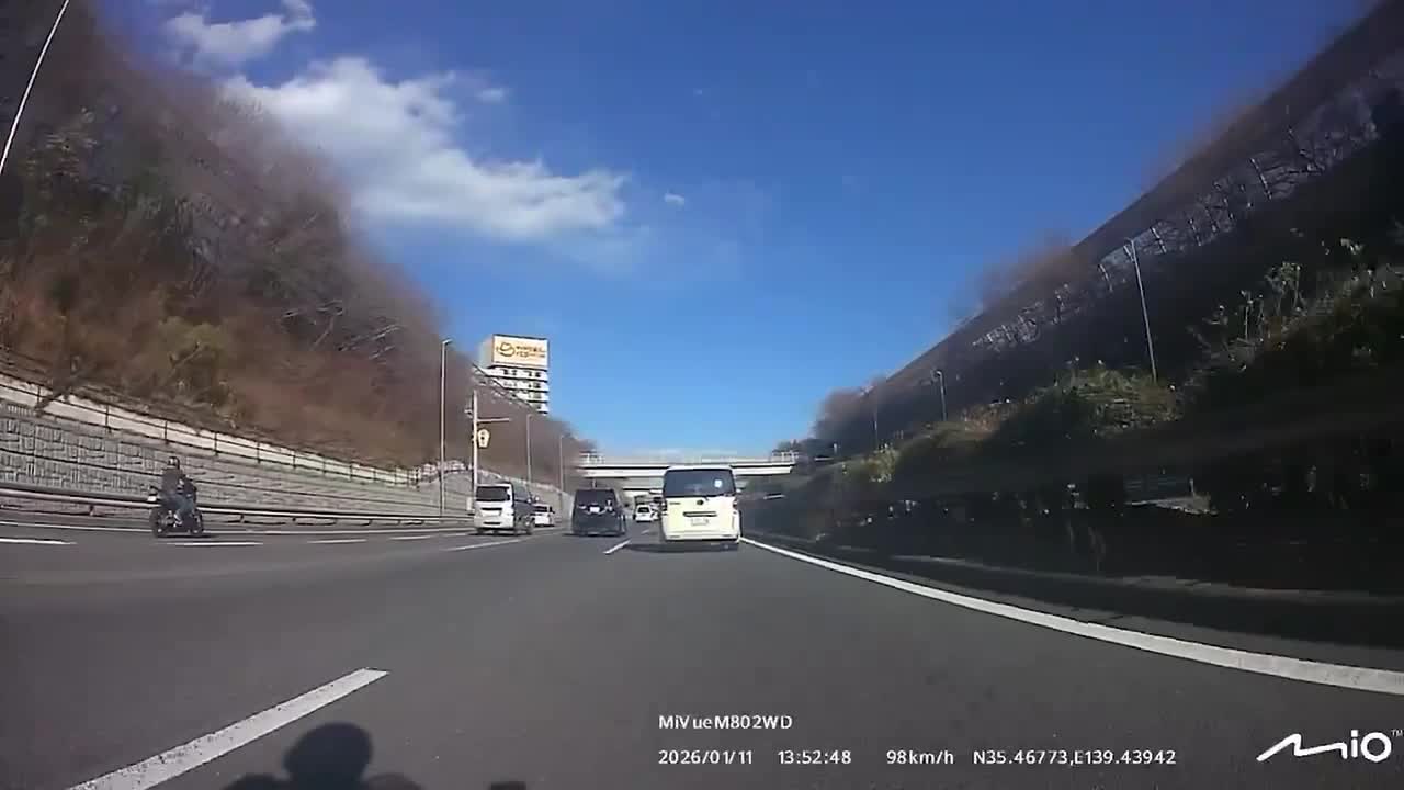 Quick-thinking motorcyclist dodges hitting cars in front of him
