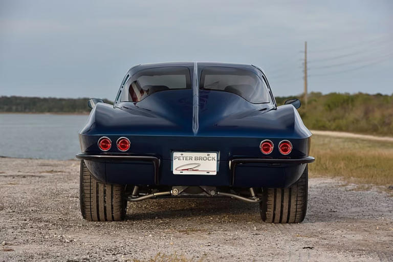 Για το τιμόνι της σπάνιας Corvette του 1963 θα «σφαχτούν» πλούσια παλικάρια