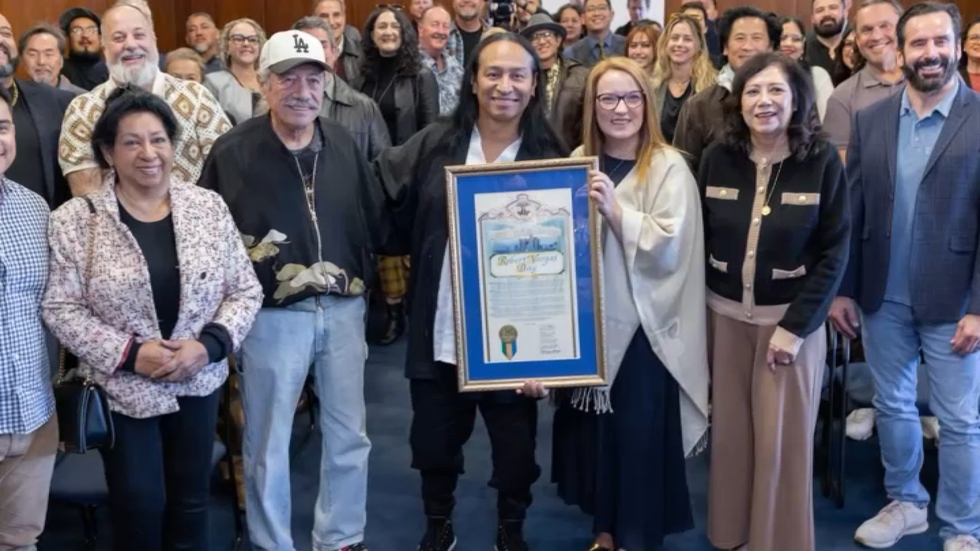 Condado de Los Ángeles honra al muralista Robert Vargas