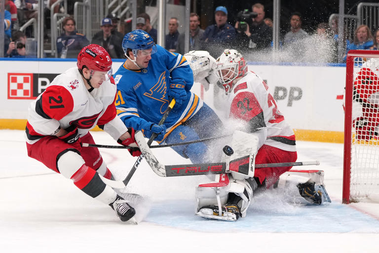 Blues snap 3-game skid with 3-0 win over Hurricanes