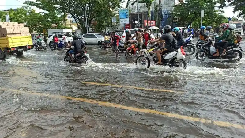 Jalan Tergenang Wajib Perhatikan Beberapa Hal Biar Aman