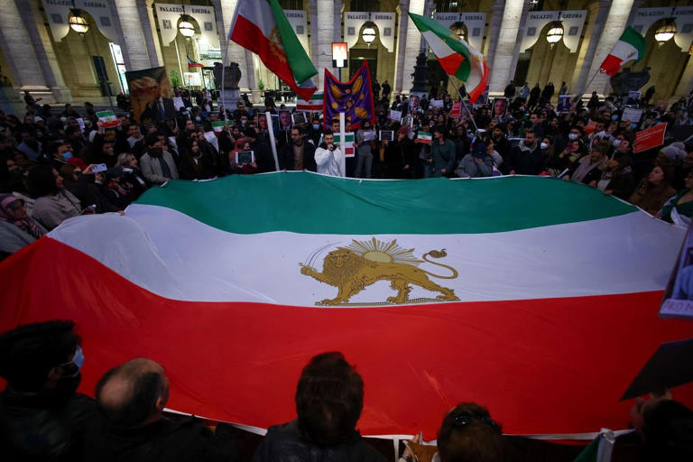 Trump sebut bakal kirim bantuan setelah 2.403 demonstran tewas di Iran