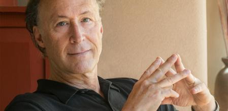 Hampton Sides: “A James Cook no le gustaba plantar la bandera y decir ...