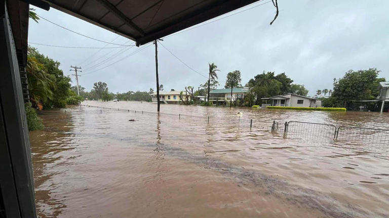Flood threat swaps towns as army of volunteers clean up