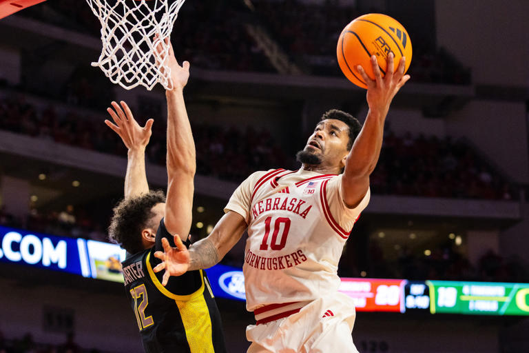No. 8 Nebraska extends winning streak to 21 games with a 90-55 victory ...