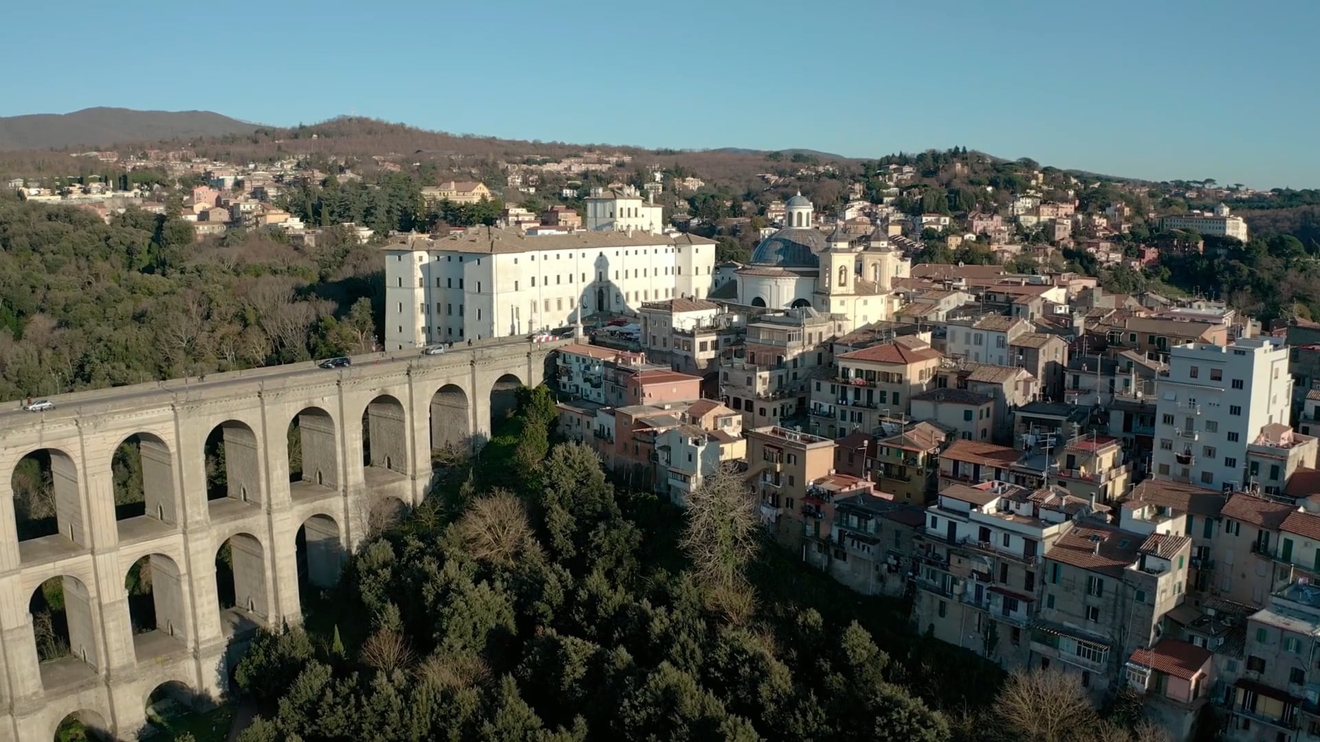Anzio, Italie : vues aériennes par drone de la ville portuaire ...