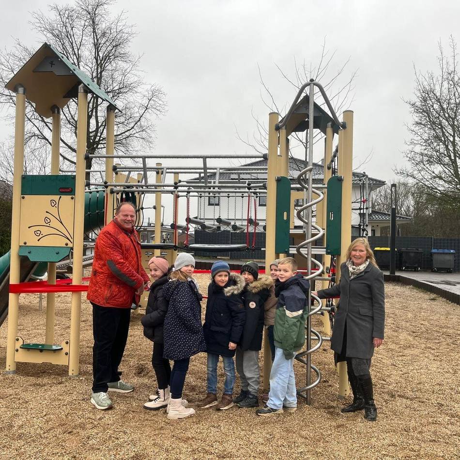 Schule weiht neues Spielgerät feierlich ein