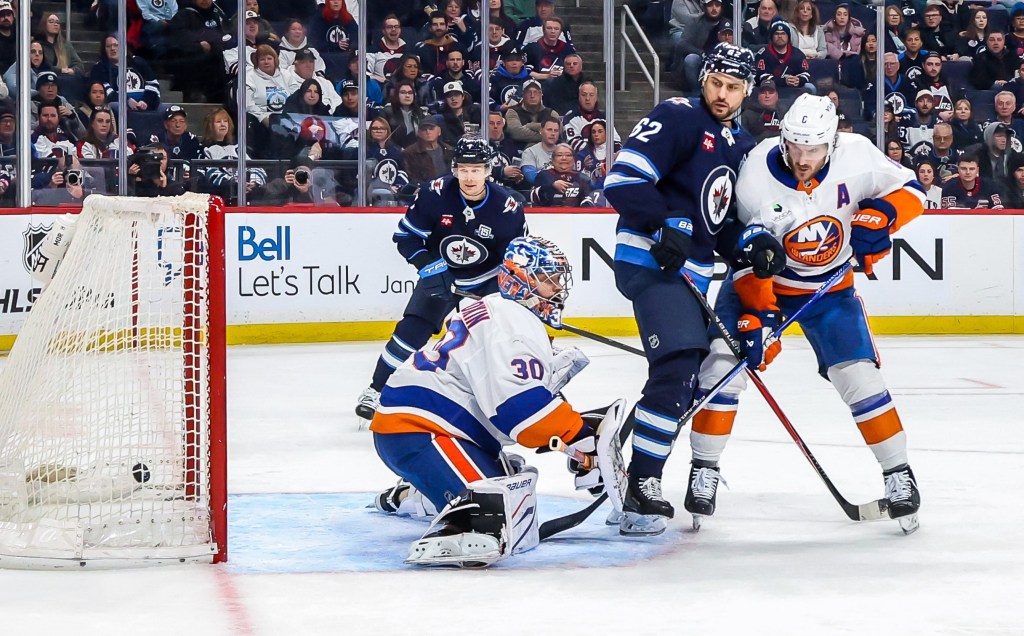Islanders defense struggles in rough road loss to Jets