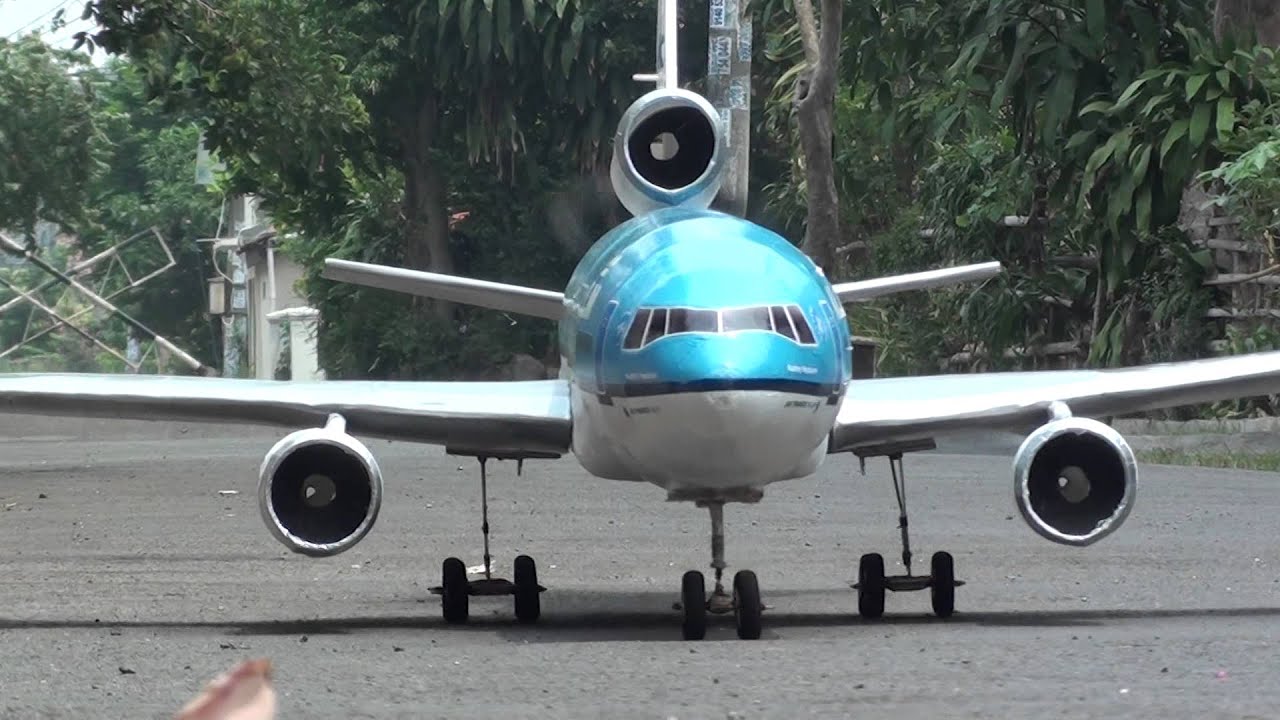 Homemade MD-11 RC airliner – taxi test footage