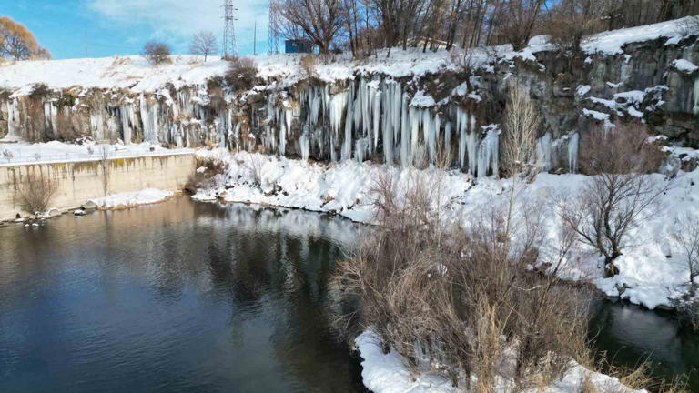 Kanyonda oluşan metrelerce boydaki buz sarkıtları görsel şölen sunuyor