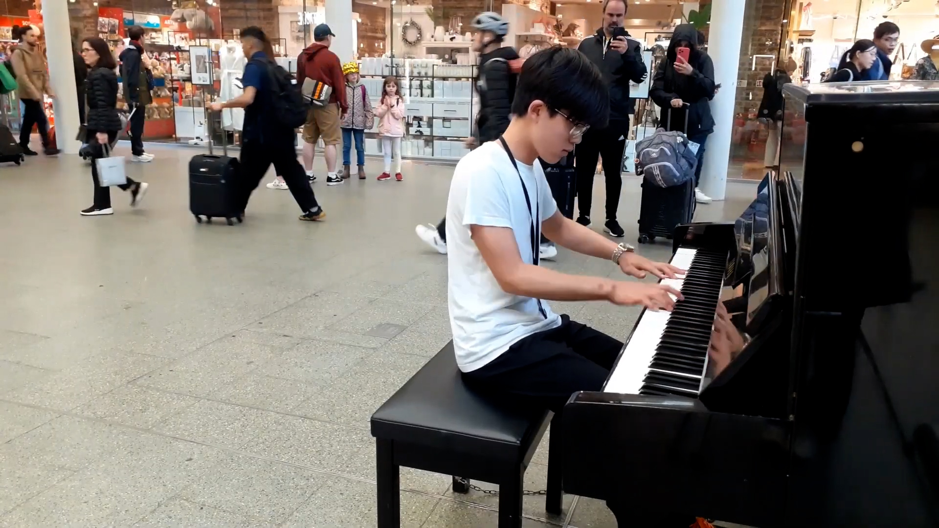 What happens when you play Harry Potter on a public piano?