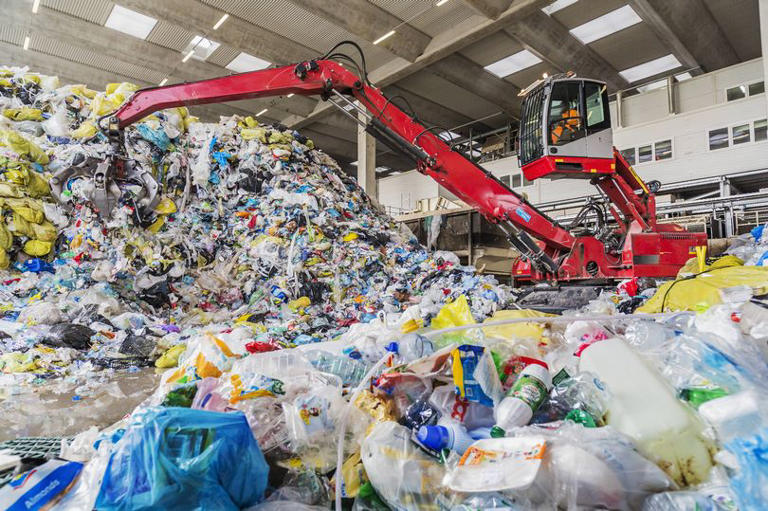 Man's body discovered in crane claw full of waste in recycling plant horror