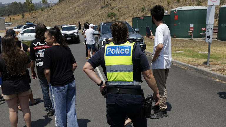 Bushfire losses mount as premier defends fleeing mob